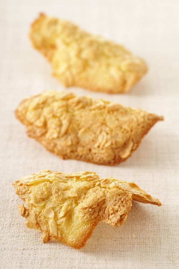 Tuiles aux amandes image stock. Image of biscuit, trois - 23703303