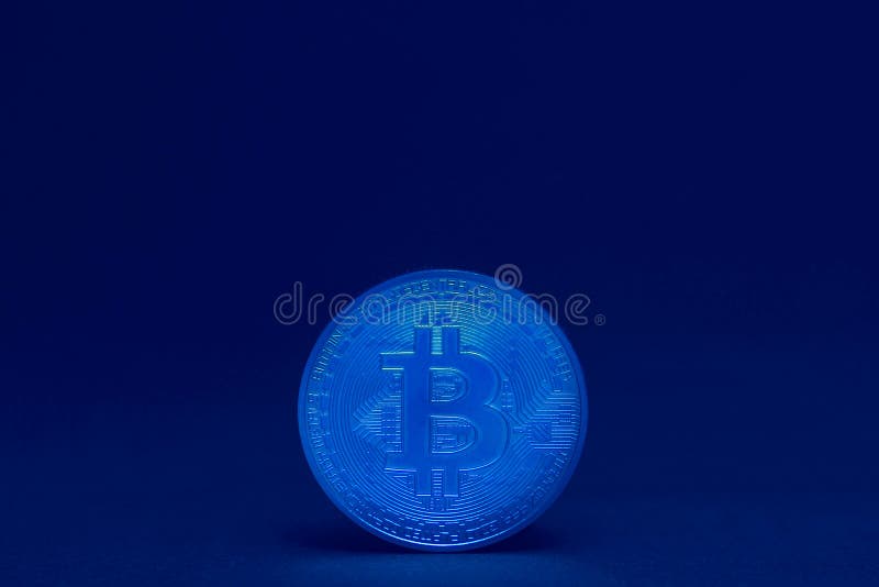 Bitcoincrypto Azul Moneda De Pie Con Coloridos Estribos Foto de archivo ...