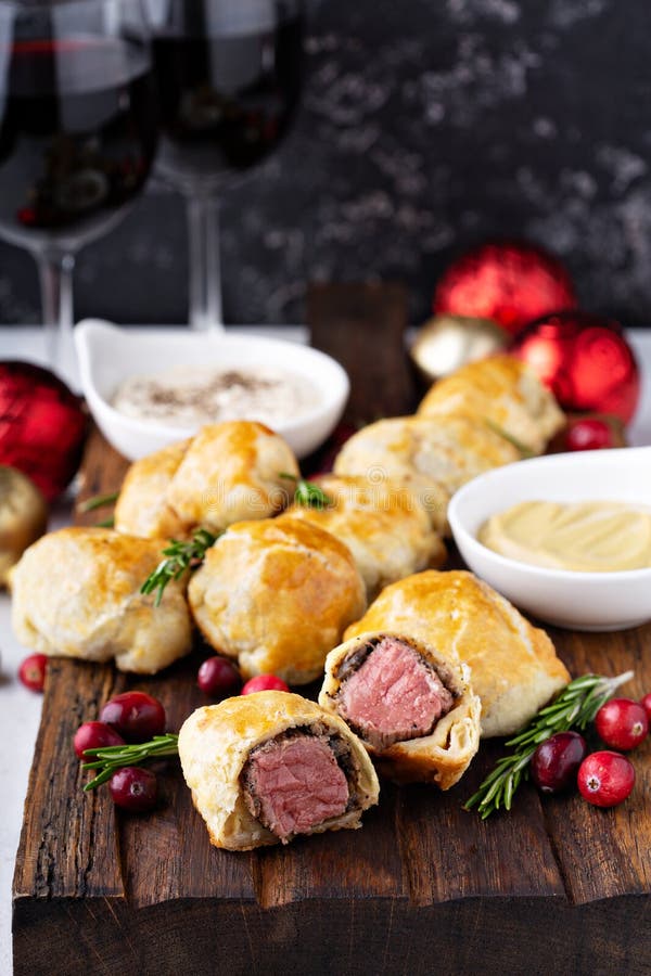Bite size Beef Wellingtons stockbild. Bild von feinschmecker - 163694813