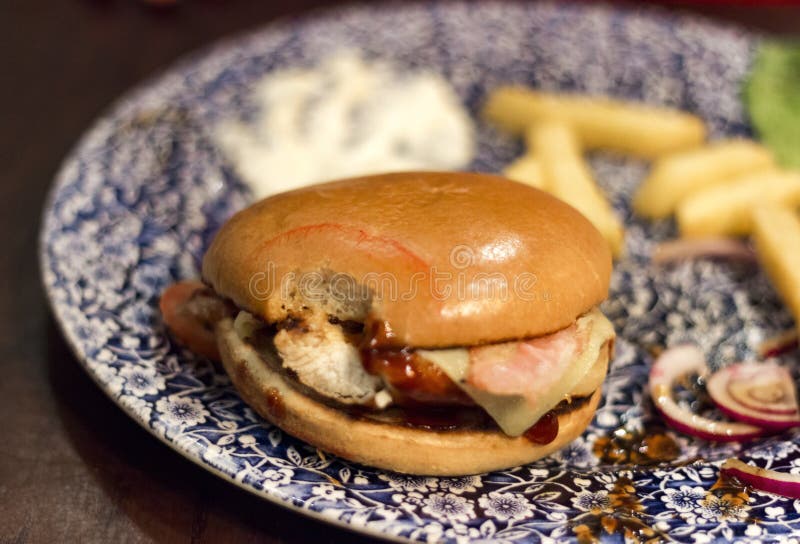 Biten hamburger zdjęcie stock. Obraz złożonej z restauracja - 102398360