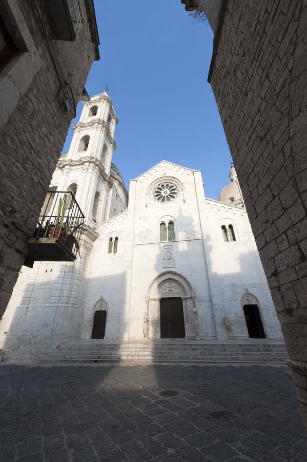 Cattedrale Di Bitetto La Puglia L'Italia Immagine Stock - Immagine di ...