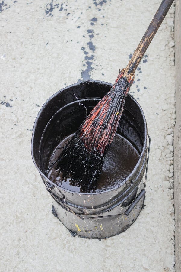 Bitumen-Emulsion Im Blecheimer, Der Mit Einem Besen Angewendet Wird ...