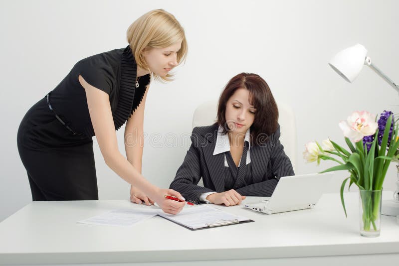 Biurowa praca zespołowa zdjęcie stock. Obraz złożonej z officemates ...