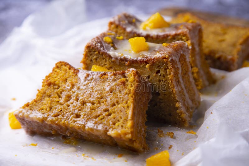Bizcocho Con Naranja Y Fruta Confitada. Foto de archivo - Imagen de ... Bizcocho Con Naranja Y Fruta Confitada. Foto de archivo - Imagen de ...