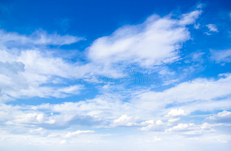 Ljus - Blå Sommarhimmel Med Små Moln Arkivfoto - Bild av luft, vitt ...