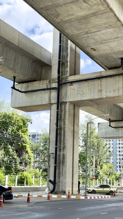 Black PE Rainwater Pipes Installed with Support Beams for Elevated ...