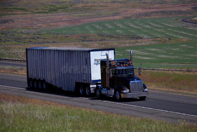 Black Peterbilt / White Blank Trailer Editorial Photo - Image of ...