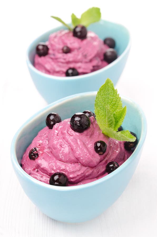 Blackcurrant Mousse Met Roomkaas Stock Foto - Image of bessen, kleur ...