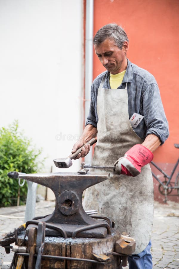 Blacksmith editorial photo. Image of blacksmith, craftsman - 31541721