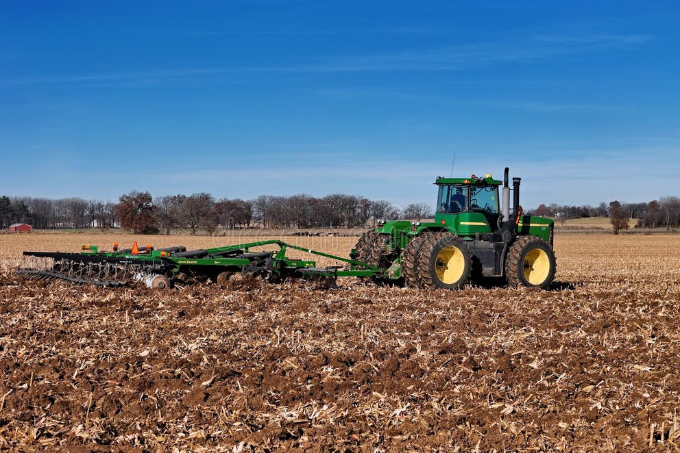John Deere 9220 Tractor Pulling a John Deere 512 Disk Ripper Editorial ...