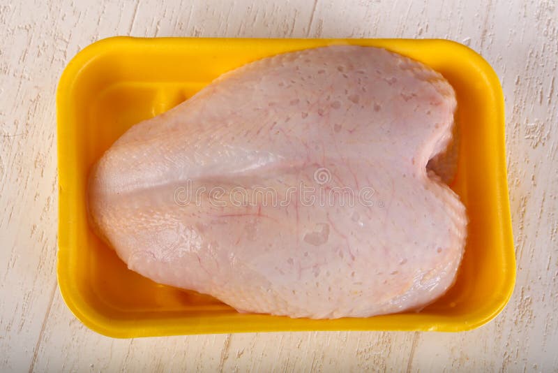Blanc de poulet cru photo stock. Image du dîner, cuisine - 112180956