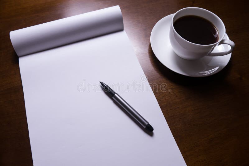 Blatt Papier Und Stift Auf Schreibtisch Stockfoto - Bild von klassisch ...