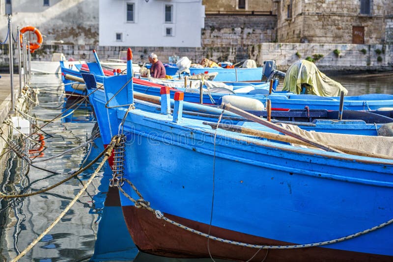 Blaue Boote Im Seehafen Von Monopoli, Italien Stockbild - Bild von dorf ...