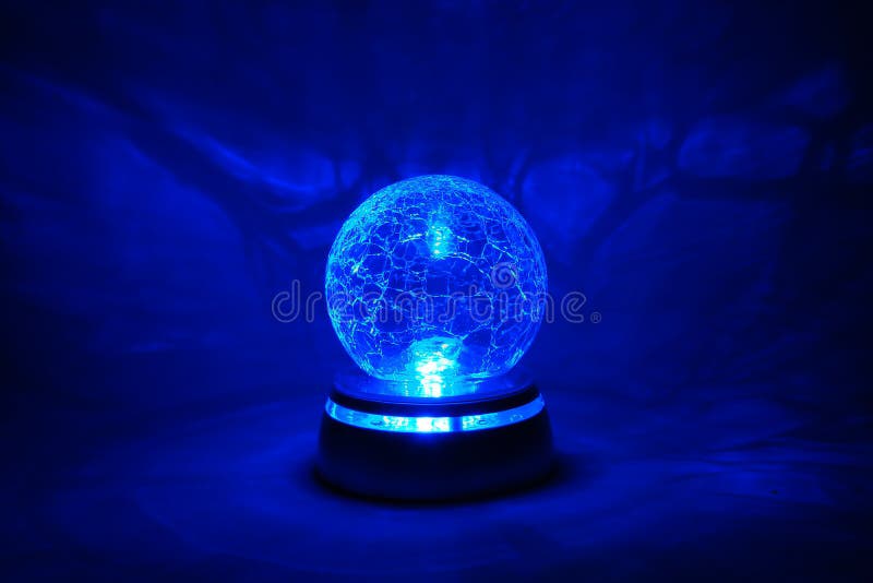 Blaue helle Kristallkugel stockbild. Bild von nostradamus - 2398137
