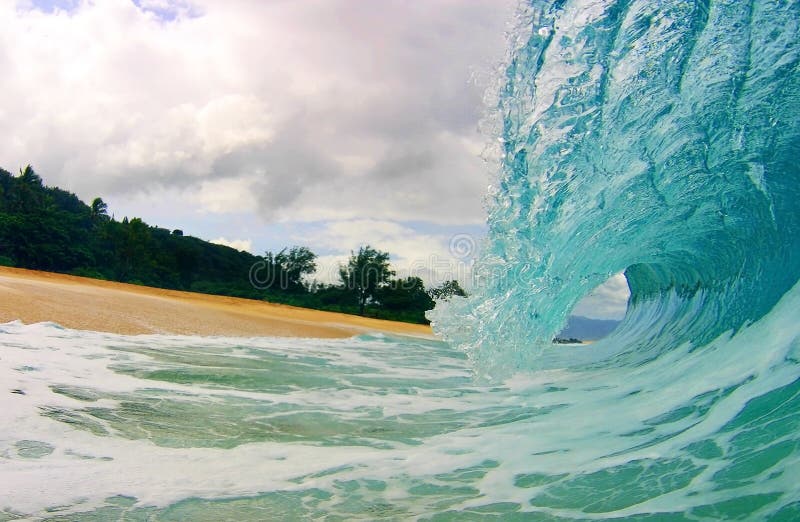 Blaue Ozean-Welle Auf Einem Strand Stockbild - Bild von gefahr ...