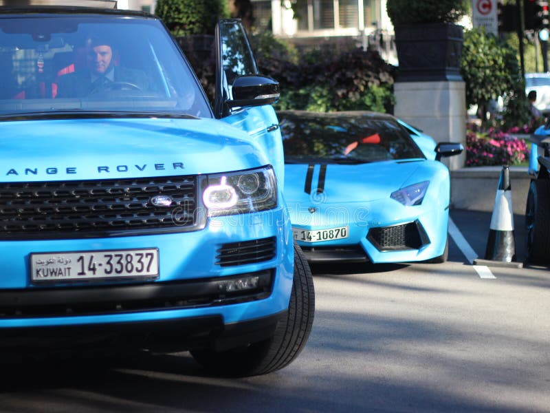 Blaue Supercars Lamborghini + Range Rover Redaktionelles Stockfoto ...