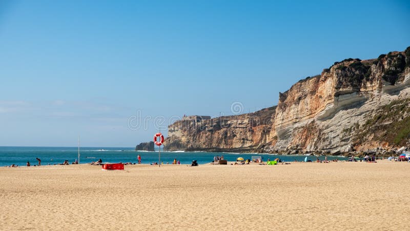 Blauer Himmel Nazare-Strand Redaktionelles Foto - Bild von sandig ...