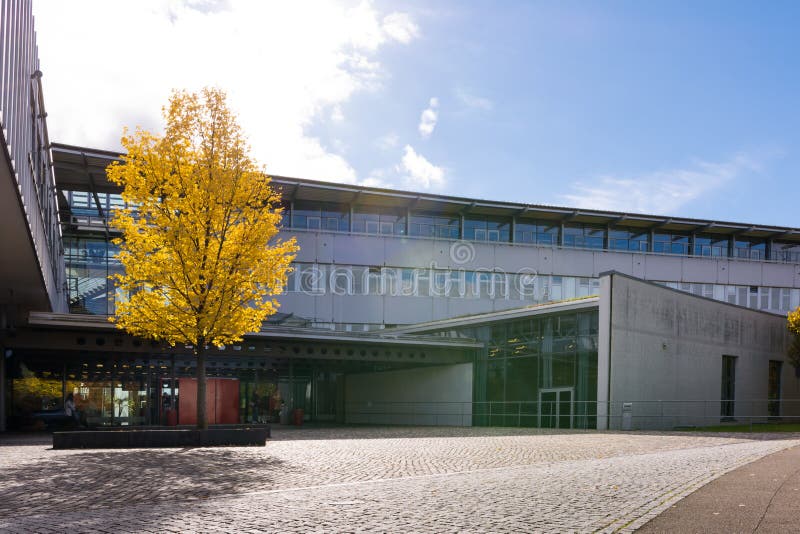 Blauer Himmel-Tageszeit Sunny University Education Architecture Exterio ...