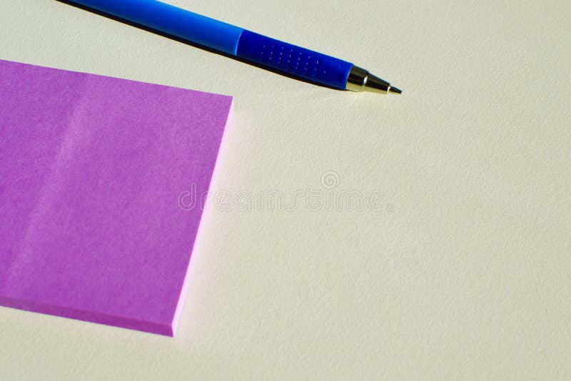 Blauer Stift Und Violette Stickernotes Stockbild - Bild von konzept ...