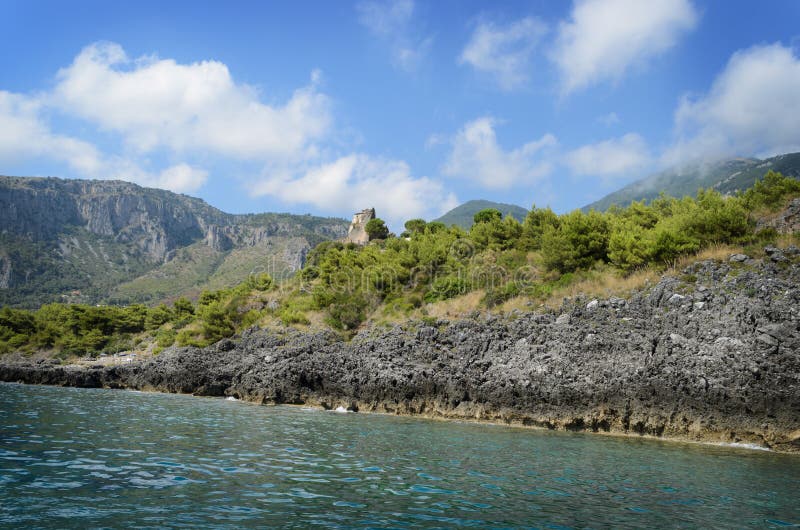 Blaues Meer in Italien redaktionelles stockfotografie. Bild von karte ...