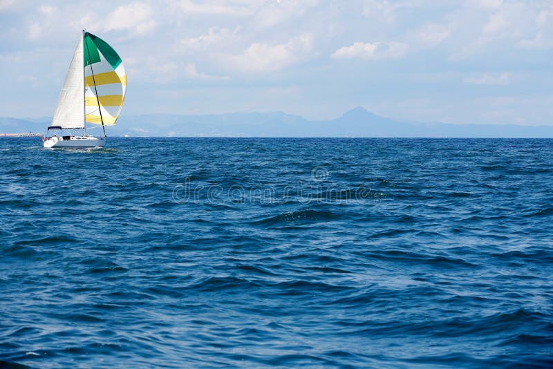 Blaues Meer mit Segelboot stockfoto. Bild von ozean, nave - 20982250