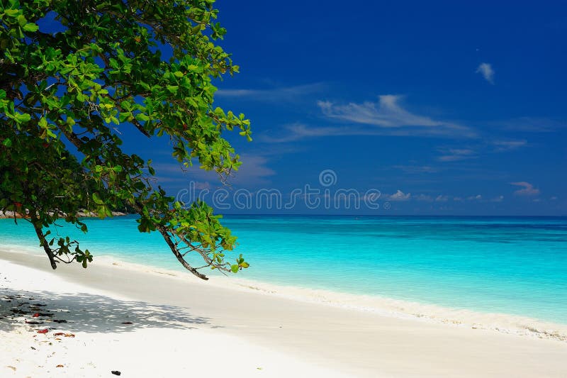 Blaues Meer Und Strand Von Thailand Stockbild - Bild von insel, schön ...