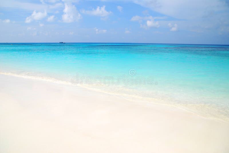 Blaues Meer Und Weißer Sand Stockbild - Bild von landschaft, schacht ...