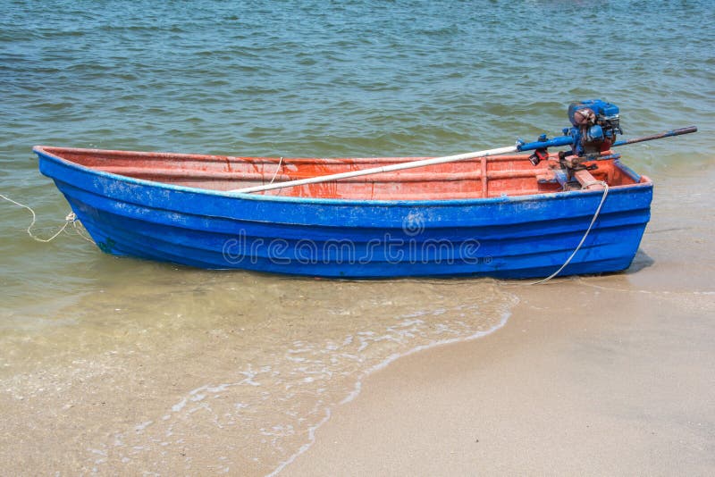 Blaues Ruderboot Auf Dem Strand Stockfoto - Bild von blau, fischen ...