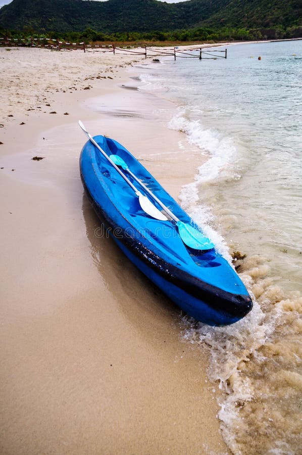 Blaues Ruderboot Auf Dem Strand Stockfoto - Bild von blau, fischen ...