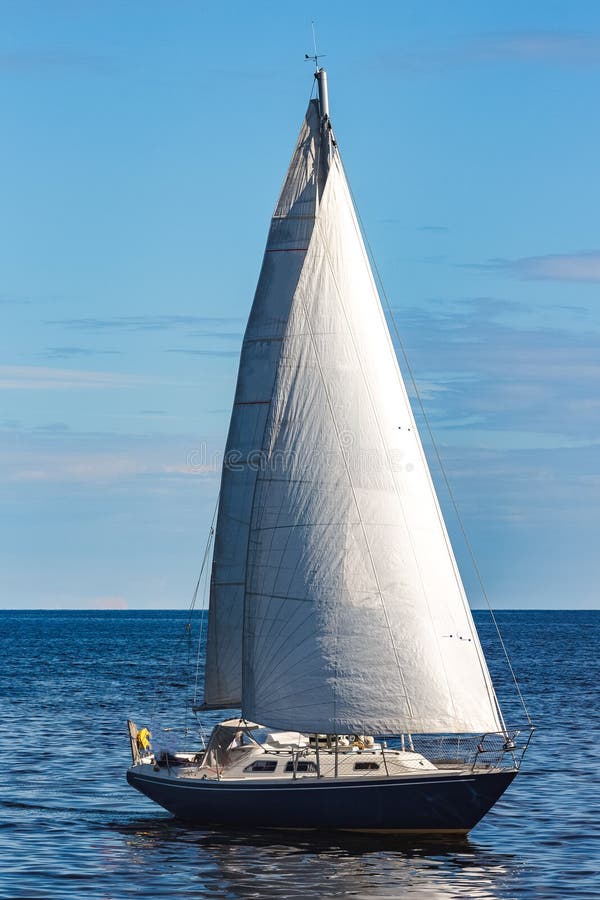 Blaues Segelboot am Sturm stockbild. Bild von hoch, segelboot - 115322465
