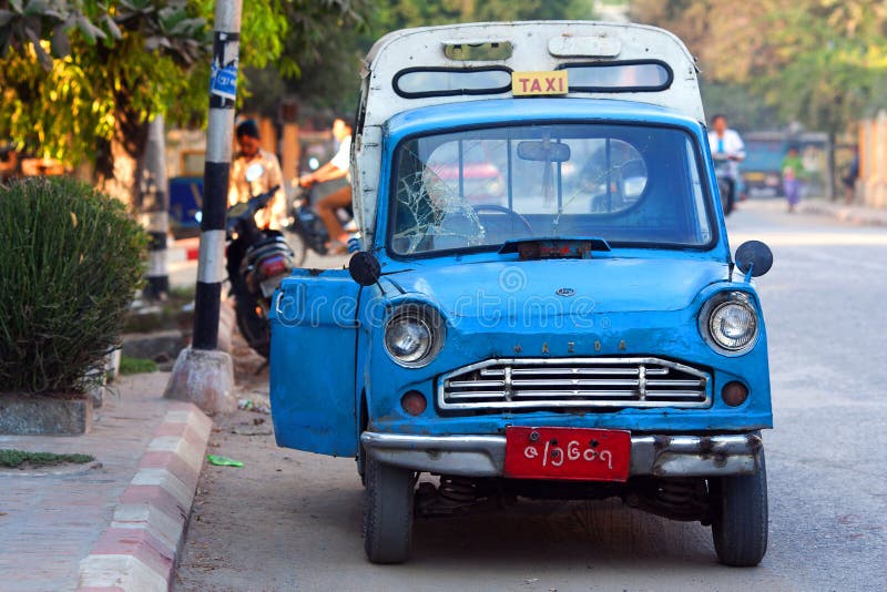Blaues Taxi auf Myanmar redaktionelles stockfotografie. Bild von ...