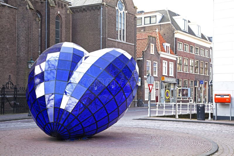 Blauw Hartbeeldhouwwerk Dat in Oude Stad 1998 Werd Geplaatst En Door ...