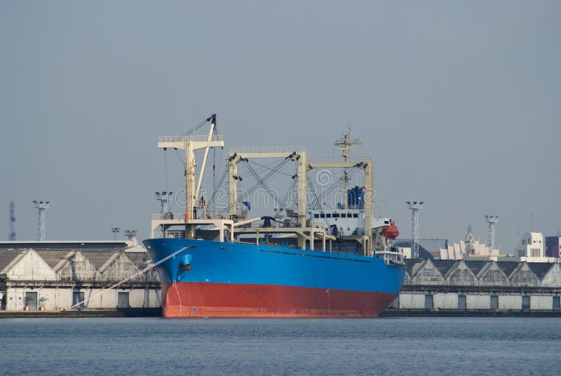 Blauw vrachtschip stock afbeelding. Image of handel, haven - 7567947