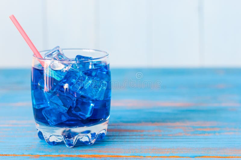 Blauwe Alcohol of Alcoholvrije Cocktail Met Stro Stock Afbeelding ...