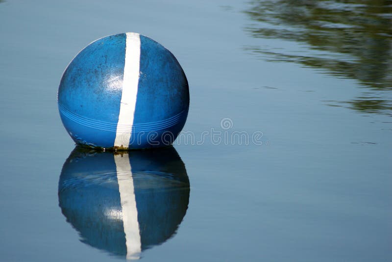 Blauwe boei stock foto. Image of vreedzaam, meer, boei - 95198118