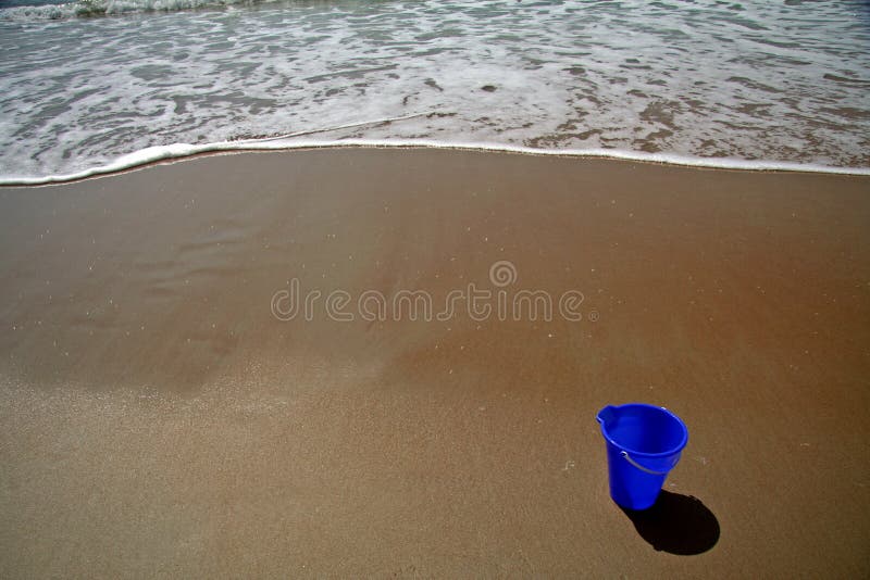 Blauwe emmer op het strand stock foto. Image of ontspan - 792872