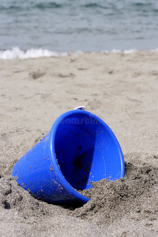 Blauwe Emmer op strandzand stock afbeelding. Image of noordwesten - 5324337