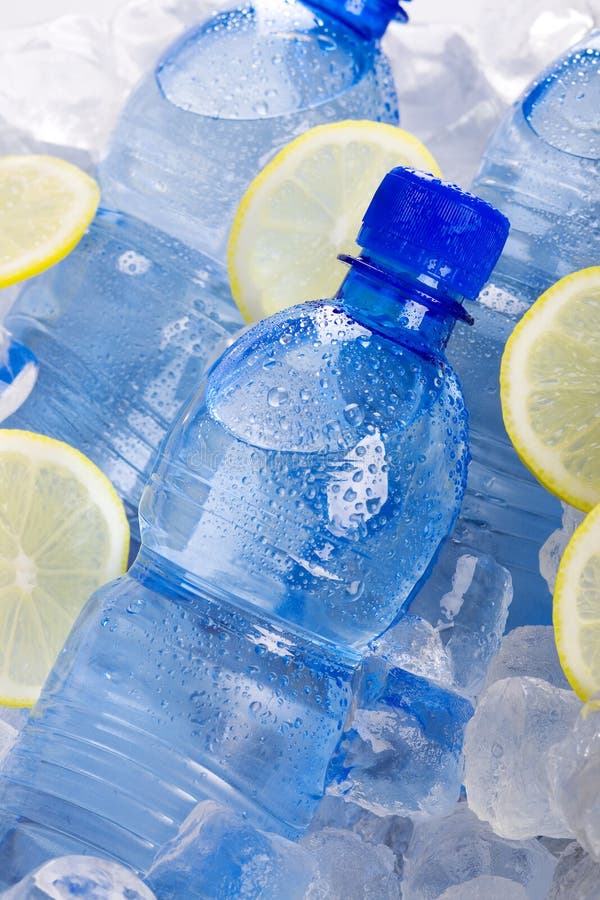 Blauwe Die Flessen Met Water, Domoor En Bal Op Wit Wordt Geïsoleerd ...