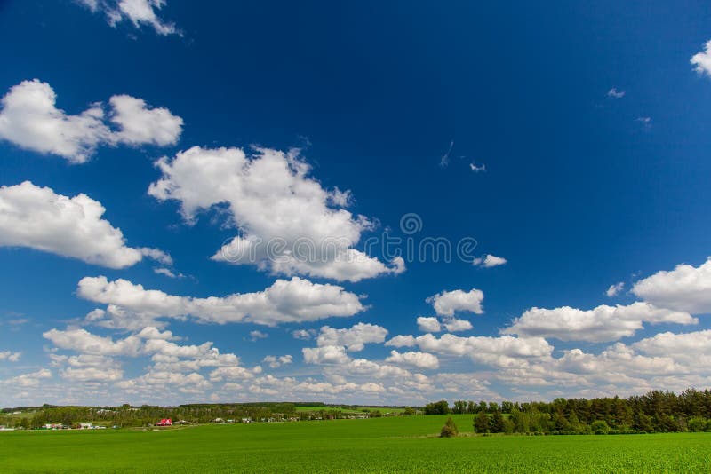 Blauwe Hemel, Wolken En Groene Weide Stock Afbeelding - Image of ...