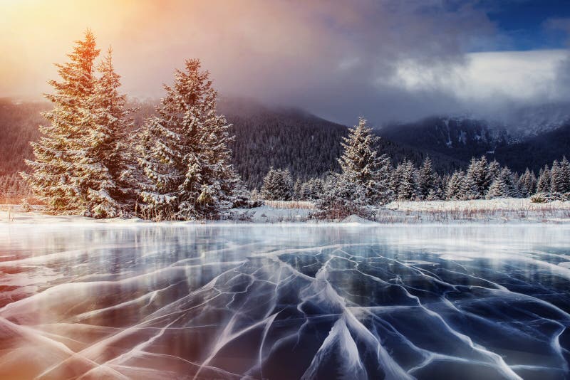 Blauwe Ijs En Barsten Op De Oppervlakte Van Stock Afbeelding - Image of ...