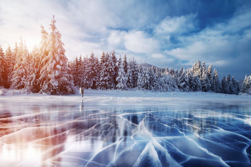 Blauwe Ijs En Barsten Op De Oppervlakte Van Het Ijs Bevroren Meer Onder ...