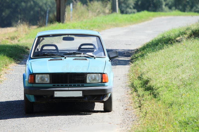 Oude versleten blauwe auto stock foto. Image of klassiek - 16436308