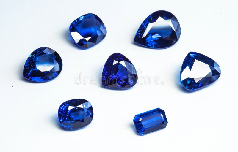 Blauwe saffier stock afbeelding. Image of mineraal, saffier - 31671601