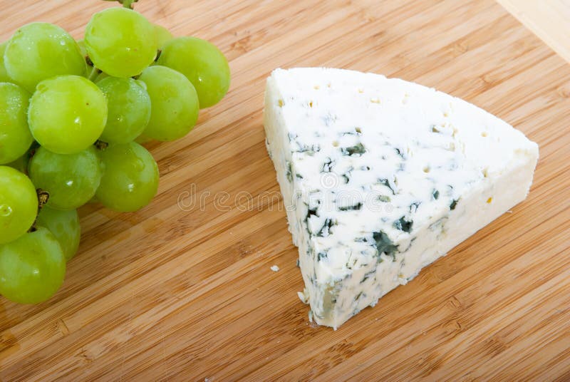 Fromage Bleu Danois D'isolement Sur Le Fond Blanc Avec Le Chemin De ...