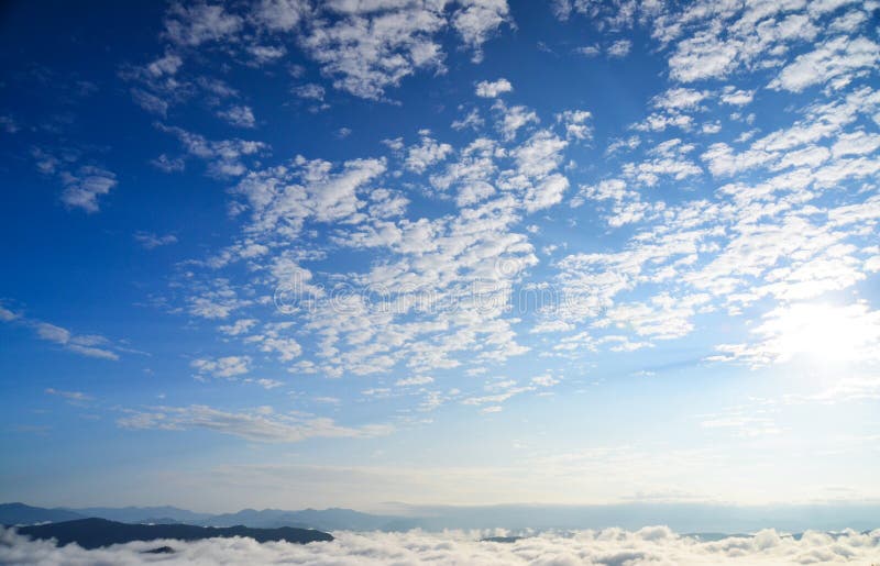 Le Ciel Bleu Clair Avec Le Blanc Opacifie Le Fond Photo stock - Image ...