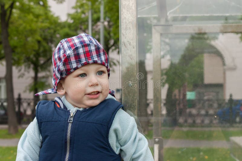 Blij blij gelukkig kind stock afbeelding. Image of leuk - 40592327