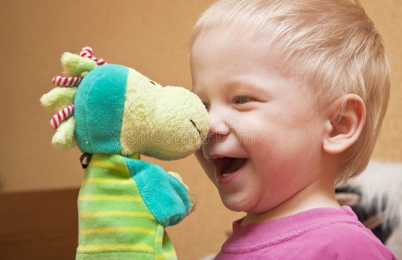 Blij kind stock afbeelding. Image of vreugde, kind, proef - 14922619