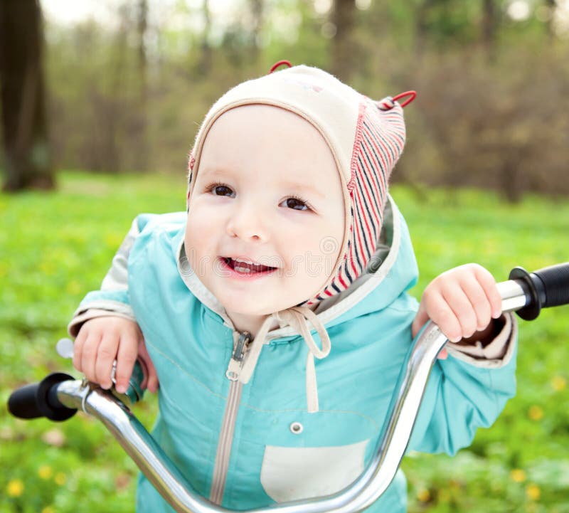 Blij Kind Bij De Fiets Van De Kinderen Stock Foto - Image of lach ...