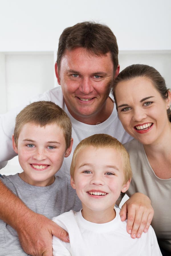 Blije Familie Bij Park Tijdens De Herfst Stock Afbeelding - Image of ...