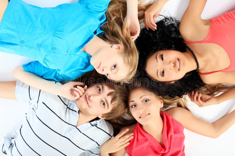 Blije jonge mensen stock foto. Image of vakantie, vrienden - 9491144